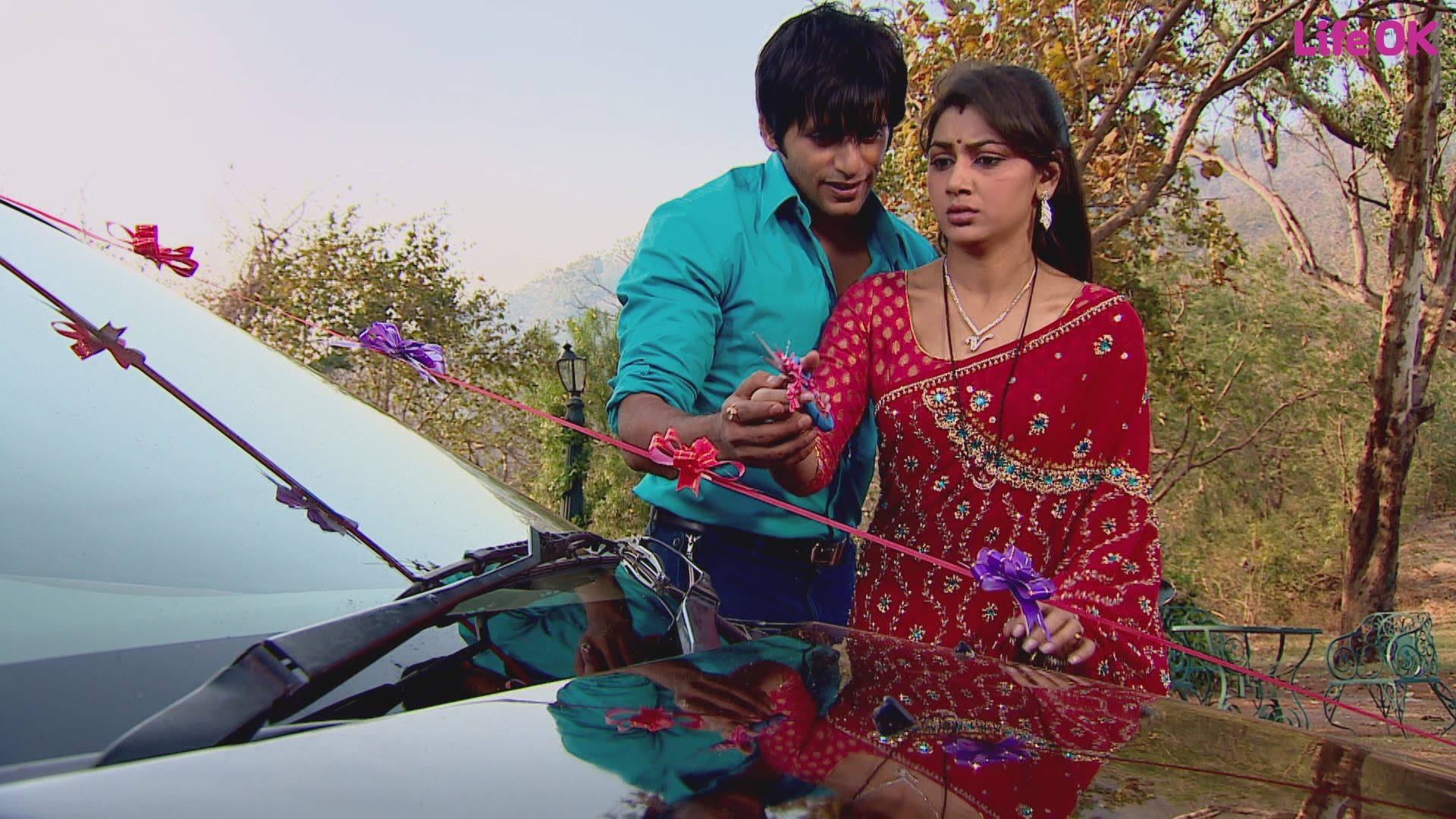 Watch Viraj Buys Jahnvi a Car Online