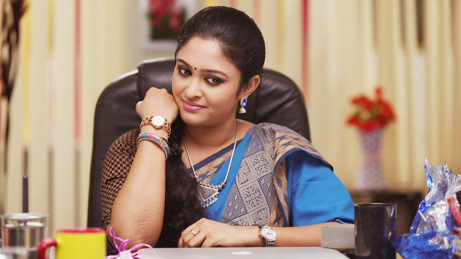 Watch Jaya Gets Senthil's Gift Online