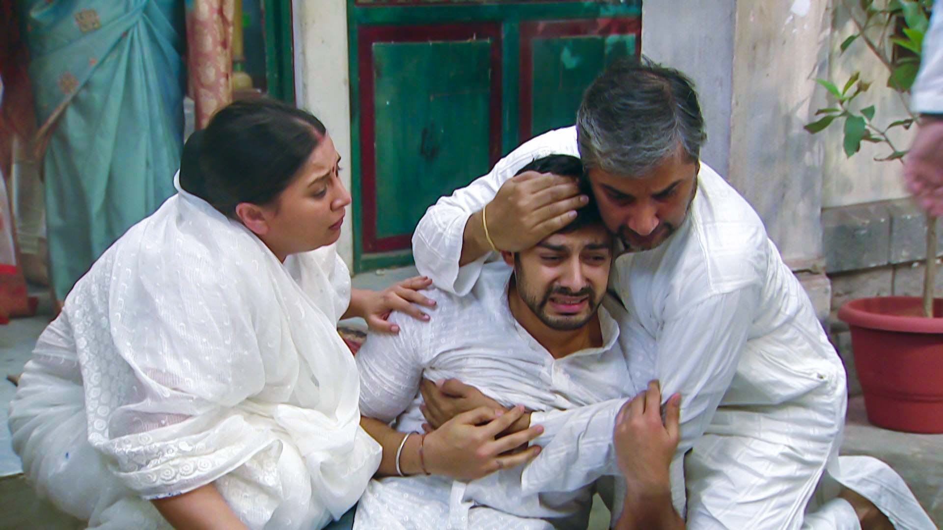 Watch Mere Angne Mein Episode 34 on JioHotstar