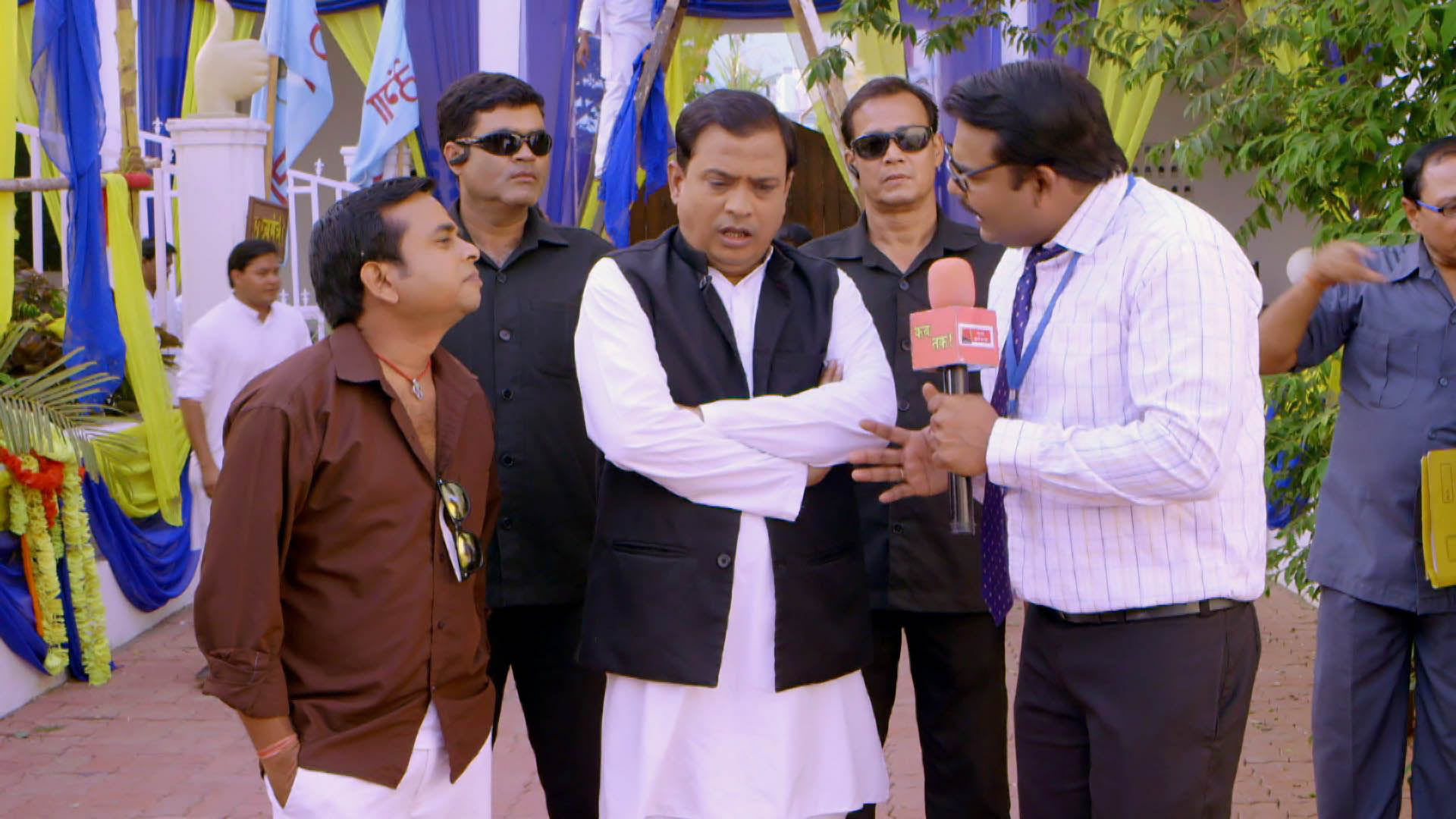 Watch har-shaakh-pe-ullu-baithaa-hai only on Watcho